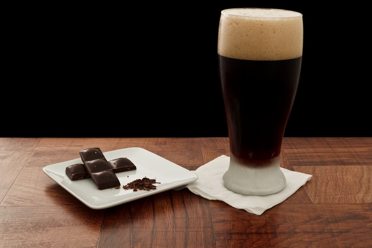 Cerveja com chocolate: 5 formas de harmonizar a bebida e o doce