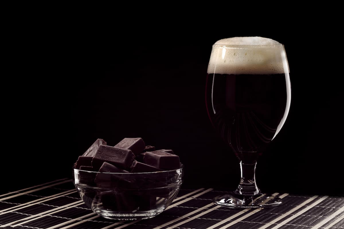 Cerveja com chocolate: 5 formas de harmonizar a bebida e o doce